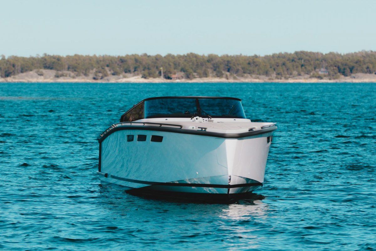 HOC 33P Cruiser premiere at Cannes Yachting Festival