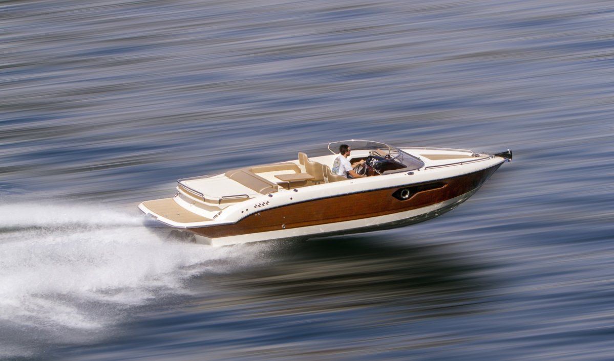 Airon Marine presents the AMX 28 Woodline motorboat