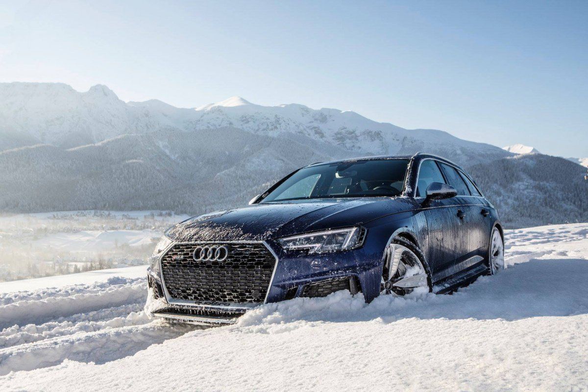 Navarra Blue Metallic 2018 Audi RS4 Avant abuses snow in Poland